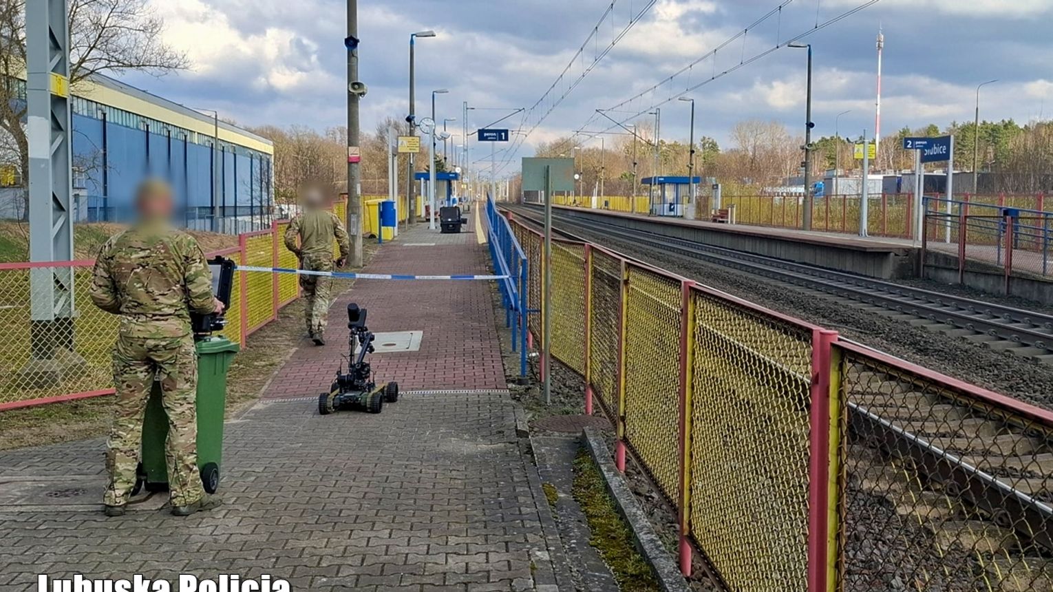 Policyjni pirotechnicy w akcji. Alarm bombowy na dworcu