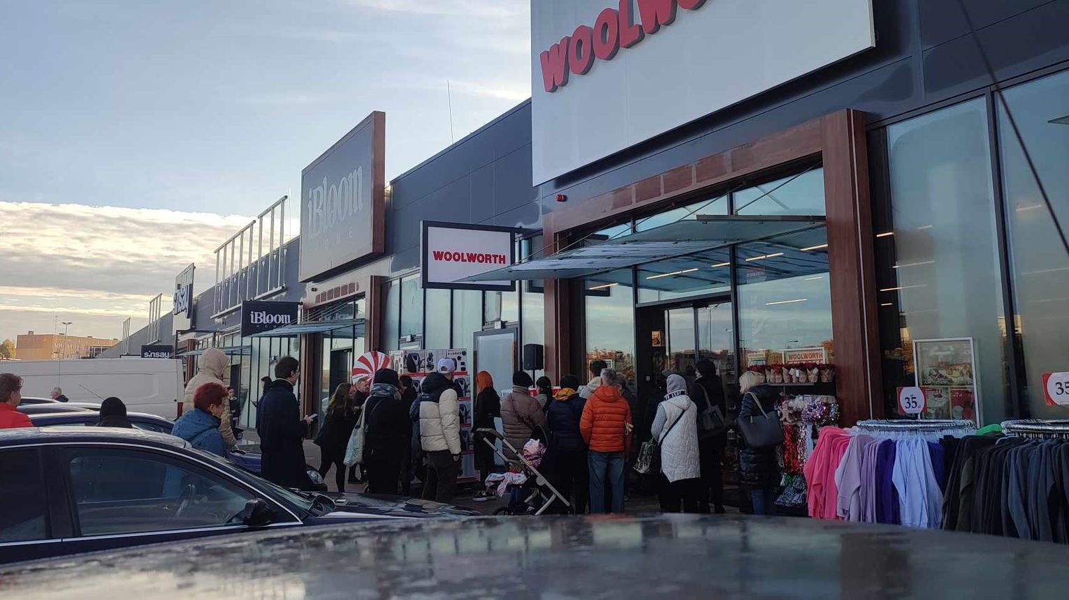 Oficjalnie sklep otwarty! Klienci od rana czekali pod sklepem [ZDJĘCIA]